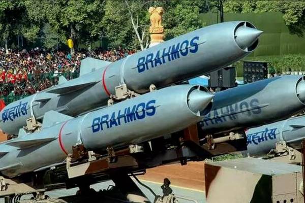 ஆயுத ஏற்றுமதியில் கல்லா கட்டும் இந்தியா.. அசைக்க முடியாத BrahMos ஏவுகணை ...
