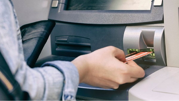 உங்களிடம் டெபிட் கார்டு இருக்கா..? ஏடிஎம்-ல் பயன்படுத்தும் முன் இதை ...