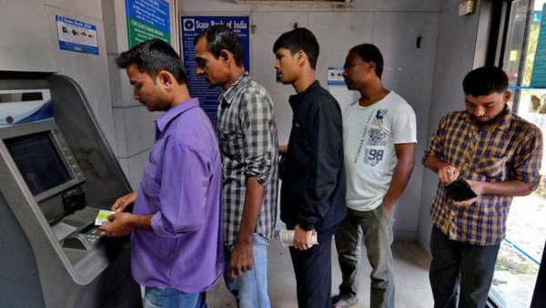 இந்தியாவில் பணப் பற்றாக்குறையா? ATM-களில் நிரப்பவே பணம் இல்லையா? மக்களே ...